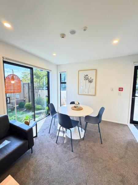 Central 2 Bedroom Townhouse With Private Yard - 웨스트 코스트