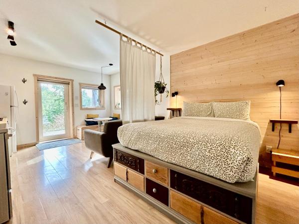 Le Chalet Waterfront Studio Suite, View, Patio, Kitchen - Ucluelet