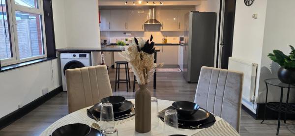 Newly Renovated Home Near Mk Stadium & Hospital - Milton Keynes