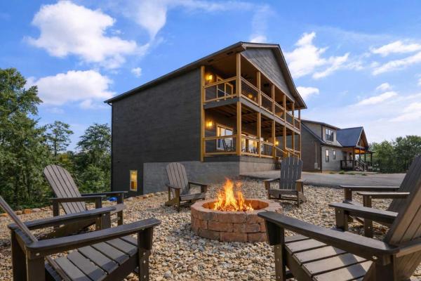 Oak Orchard Lodge Hot Tub Theater & Sleeps 18 Dog-friendly Pigeon Forge Cabin - Sevierville, TN