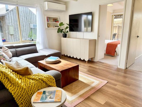 The Salty Grove - A Retro Coastal Cottage - Barwon Heads
