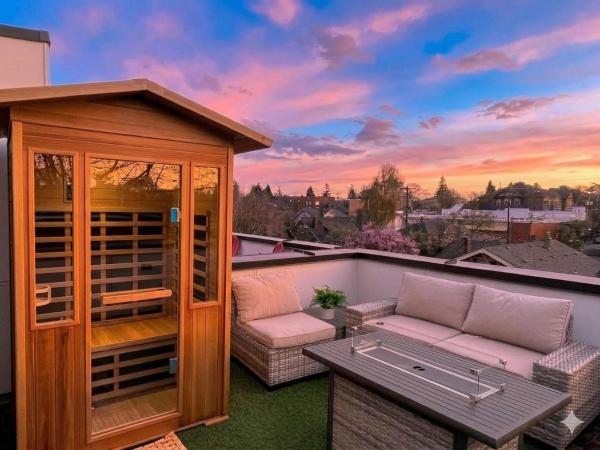 2022 Modern 3br Tesla Charger City Views - Seattle, WA