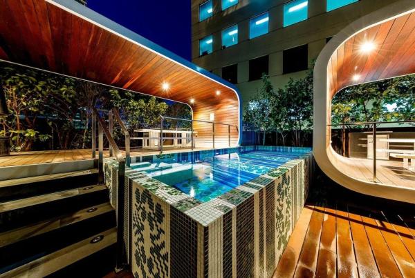 Luxe Skyline Stay - Parking, Pool & Gym - Ivanhoe