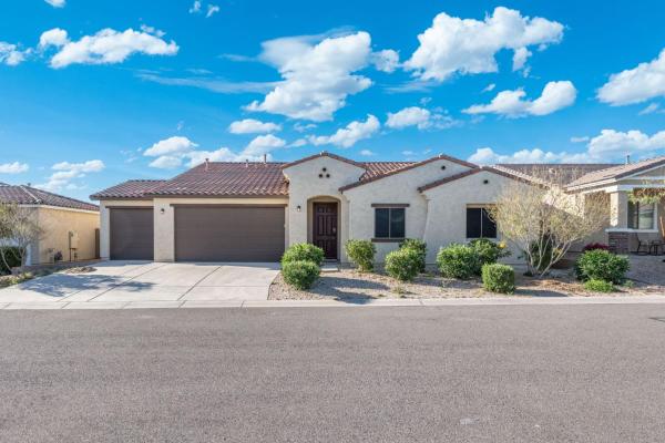 Spacious 4br Retreat Sleeps 8 Near Spring Training - Glendale, AZ