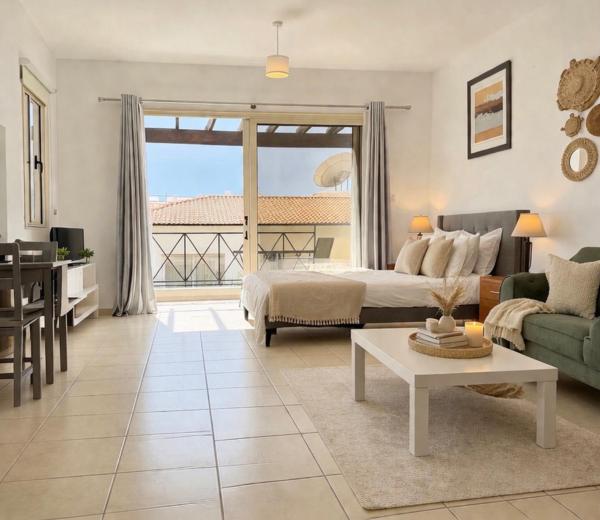 Stylish Apartment With Pool, Balcony Hillside And Sea Views - Коралловый залив