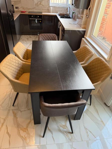 The Clare Court 6br - Sleeps 7 - Contractor-friendly Modern Amenities Fast Wi-fi - Free Parking - Close To Train Bus Stations Shops & Cafés I Leisure And Business Stays Welcome Contractors Tradesmen And Group Travellers - Long-stays Arrangements Welcome - Angleterre