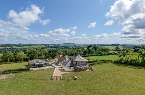 Peaceful Hideaway In 18th Century Barn Surrounded By Beautiful Devon Countryside - Roadford Lake