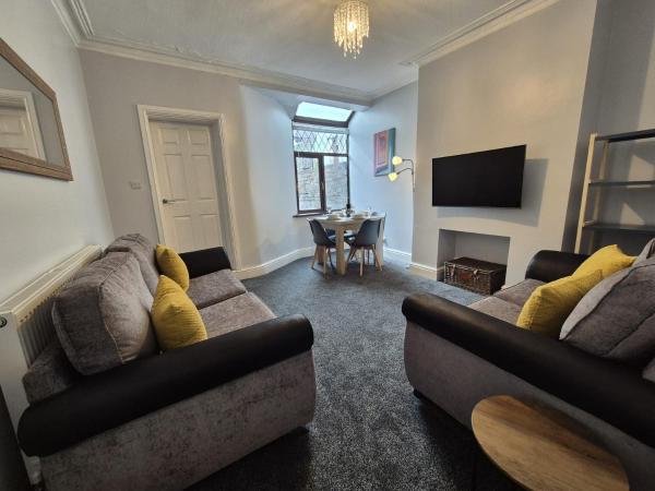 Parkside House - 3 Bedrooms, 2 Bathrooms, Sleeps 5 - Stoke-on-Trent
