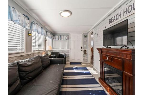 Spacious Beach Retreat With Huge Yard And Parking - Old Orchard Beach