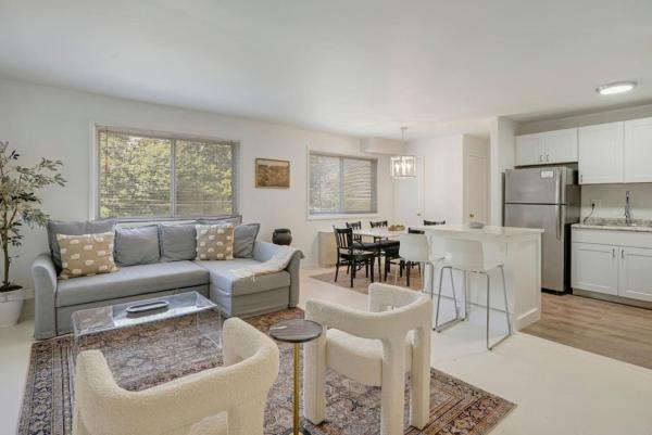 National Landing 2br Exec Suite - 4 Beds- Free Parking - Alexandria, VA