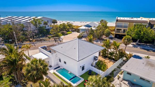 Barefoot Energy - Across The Street From Gulf! Rooftop Deck Pool & Spa By Anna Maria Life - Holmes Beach, FL