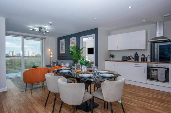 Luxury Waterfront 2br - Free Gym Access & Parking - Salford