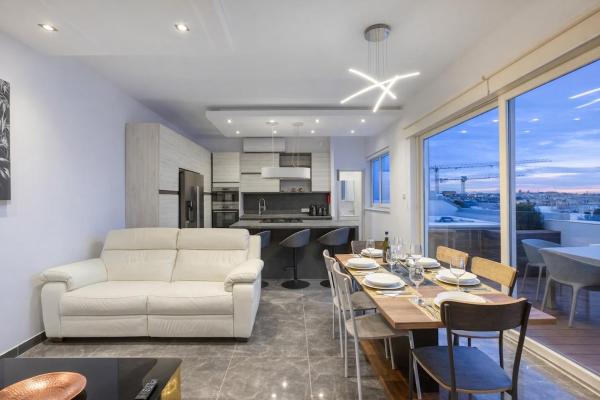 Gorgeous Three-bedroom Penthouse Triplex & Hot Tub - Valletta