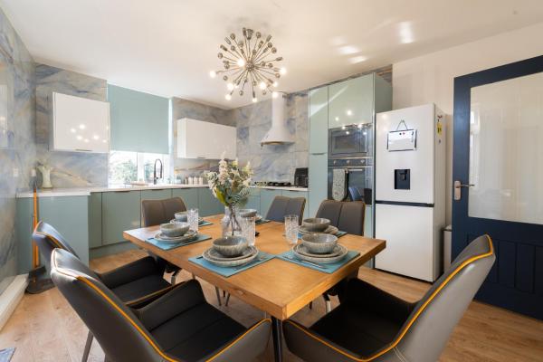 Warden Home-9 Guests-4 Bedrooms-near Etihad Stadium & Co-op Arena - Near Train Station & Bus Station - Lancashire