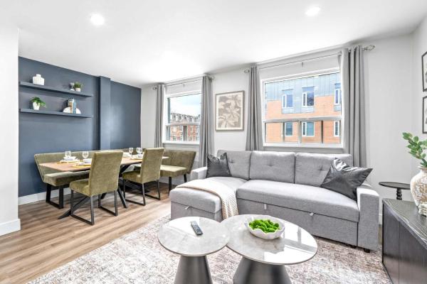 Modern & Spacious 2br Loft With Balcony & Parking - Ontario