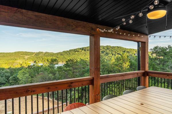 Lake View With Hot Tub & Game Area! Indoor & Outdoor Pool! All Bathrooms Ensuite - Branson, MO