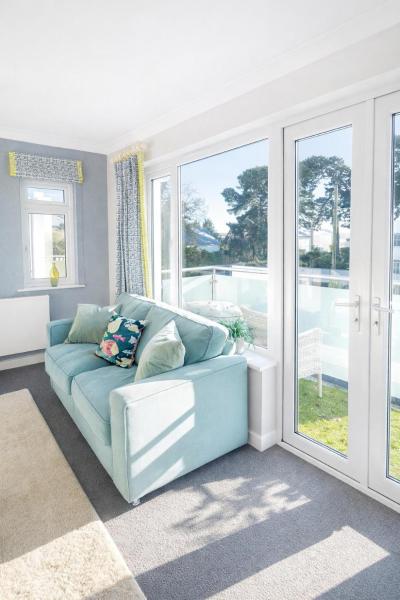 3 Bedroom Stunning Apartment, Sleeps 8, Central Sandbanks Peninsular, Huge Private Garden And Balcony 2 Private Parking Spaces, Perfect For Families And Contractors - Sandbanks