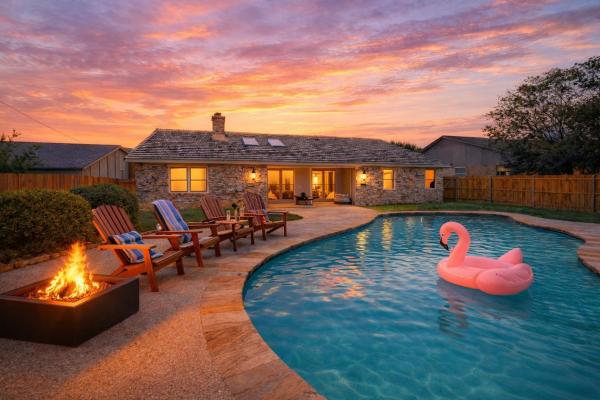 Stylish Villa-near Stadiums, Large Pool,pool Table - Bedford, TX