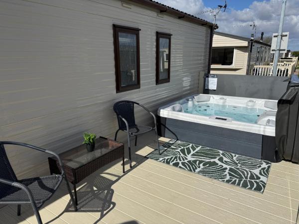 Sunnymede D11 - Fantasy Island With Hot Tub - Ingoldmells - Meadow Lakes Caravan & Lodge Hire - Skegness