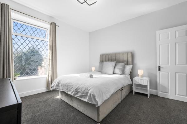 Modern 3-bed Home With Parking & Garden Sleeps 5 - Bolton