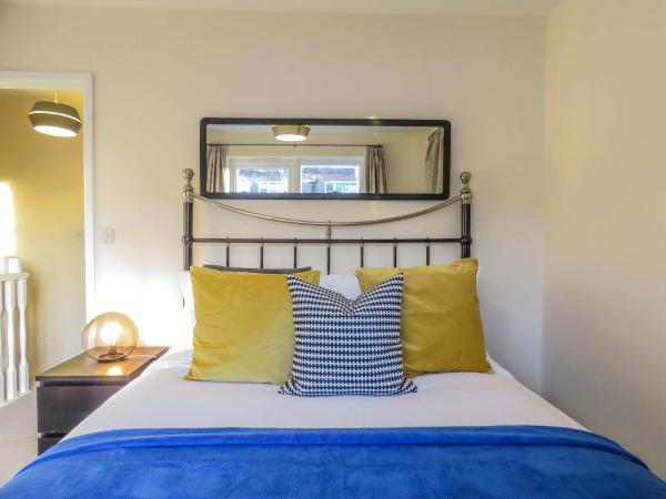 Tudors Esuites 4 Bedroom House Driveway & Garden - Staffordshire