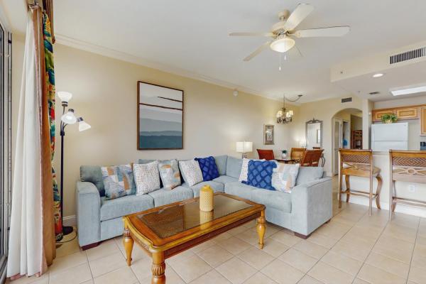 Lake-view 3rd-floor Condo With Hot Tub, Pools, Balcony, Shuttle Service, & Gyms - Orlando