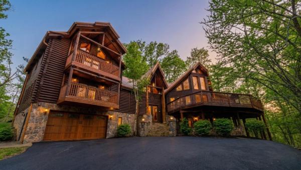 The Sentinel By The Hideaways - Slade, KY