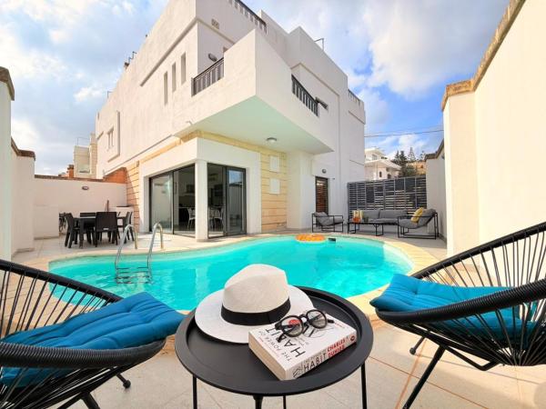 Private Pool Escape - Stylish Island Villa - Pembroke, Malta