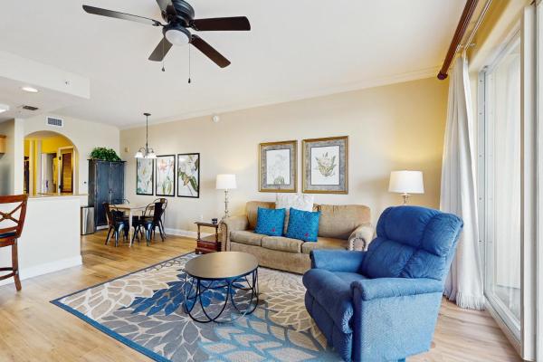 Luxury Lakefront Condo With Balcony, Jetted Tub, Heated Pool & Resort Amenities - Orlando, FL