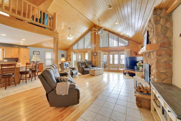 Stunning Sunset Views! Lake Michigan Lodge - Indian Lake State Park, Manistique