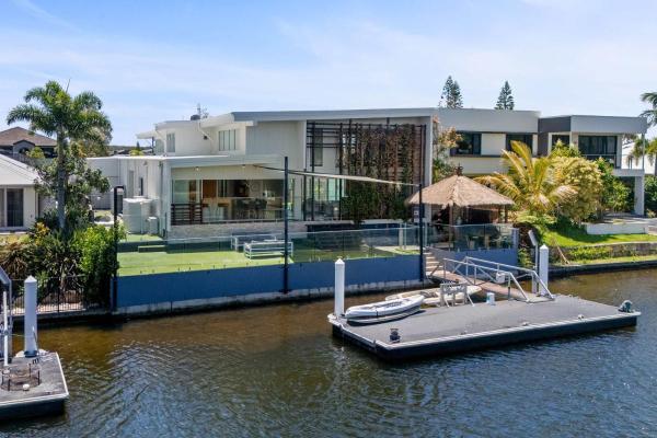 Pet Friendly Canalhouse - Pontoon, Pool & Pizza Nights - Golden Beach