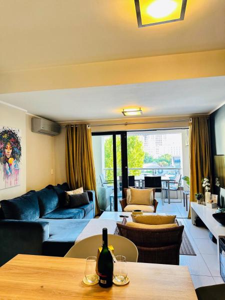 2-bedroom Apartment With Balcony, Pool, Gym & Mountain Views-walk To V&a Waterfront - Camps Bay