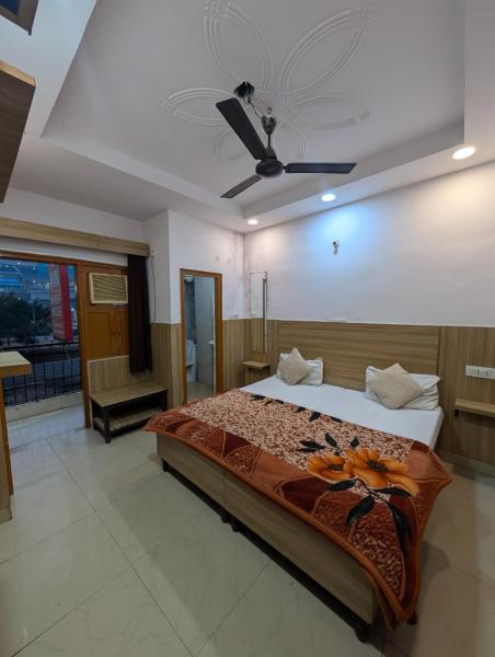 Stay With Roy - Front Of Nizamuddin Railway Station - New Delhi