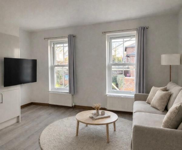 Centrally Located - 3 Br - Parking - Wi-fi - Lockbox - Bedford