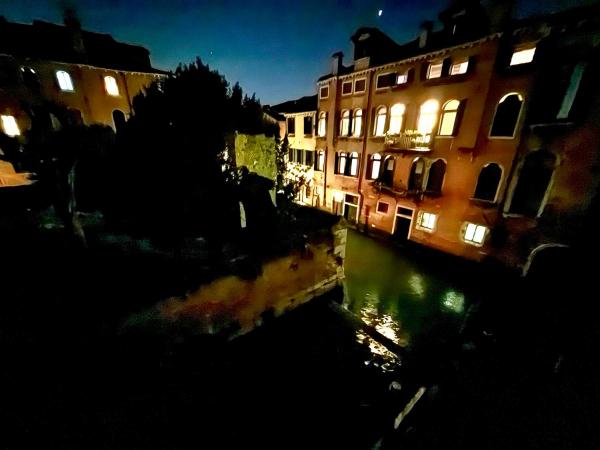 Spring House On The Canal - Venise