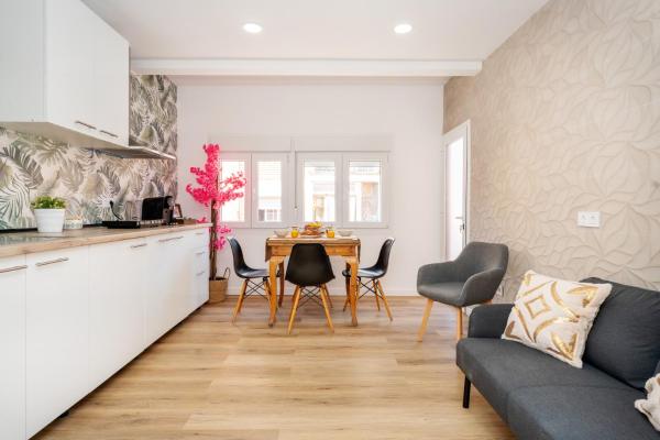 Bright Renovated 2br Apt- Balcony - Beach 10' Walk - Barcelona 25' Train - 巴達洛納