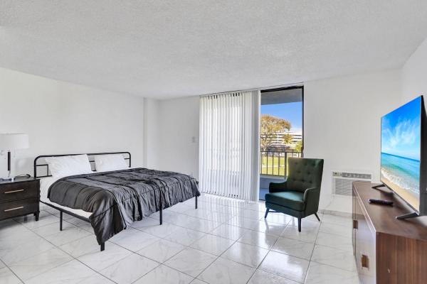 Cozy Miami Gardens Studio King Bed & Tub - 208 - Miramar, FL