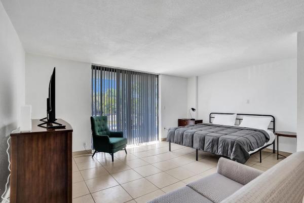 Modern Miami Studio W King & Tub - 205 - Miramar, FL