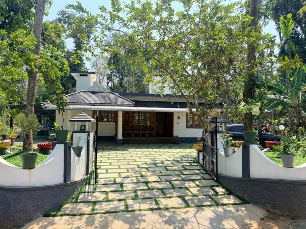 Winter Heaven With Exotic Fruits And Flower Garden - Kothamangalam