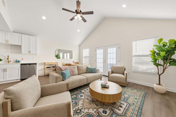 Royal Inn-king-lux Amenities-fast Wifi-balcony - Lafayette, LA