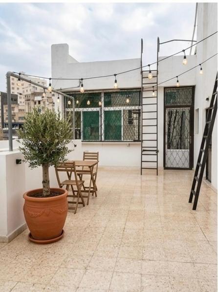 Stylish Rooftop Apartment, Walk To Luweibdeh& Downtown, Terrace - Amman