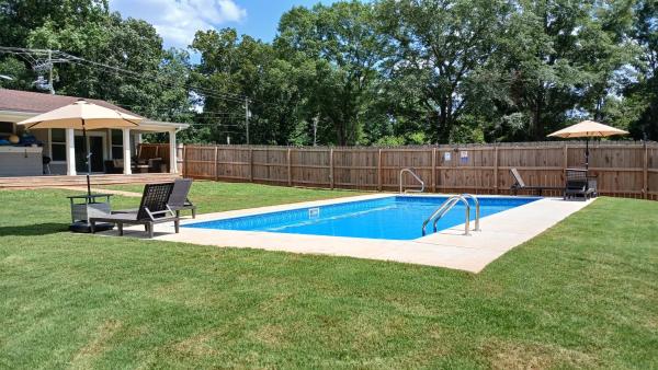 Cozy Staycation Getaway With Huge Backyard - Stone Mountain, GA