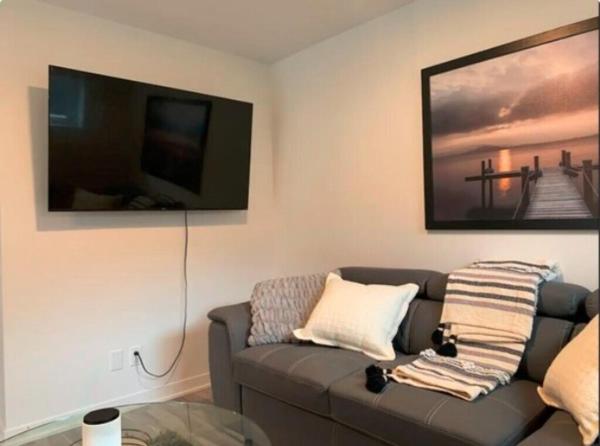 Cozy 1br Apt Perfect For Couple - Saint-Lambert