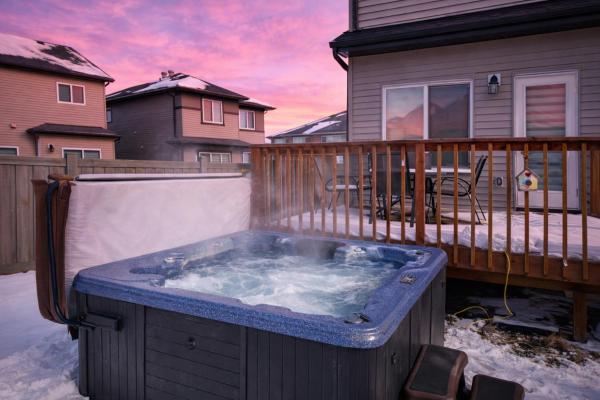 Modern Family Getaway Hot Tub King Beds Ac - Edmonton