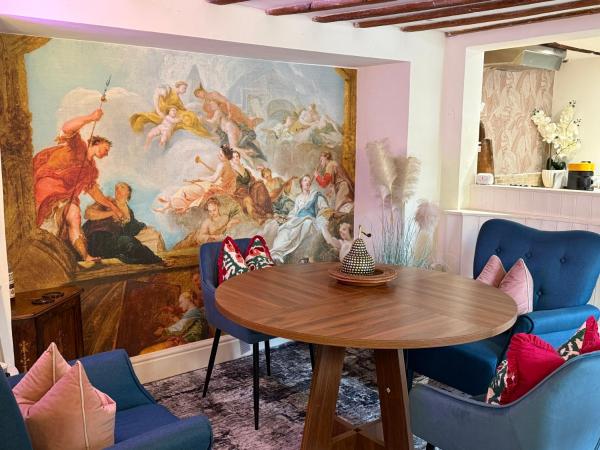 Heron Stays Bath- Historic Pub Retreat, 4 Spacious Bedrooms, Original Beams, Parking, Sleeps 9, 3 Miles To Bath Central - Bradford-on-Avon