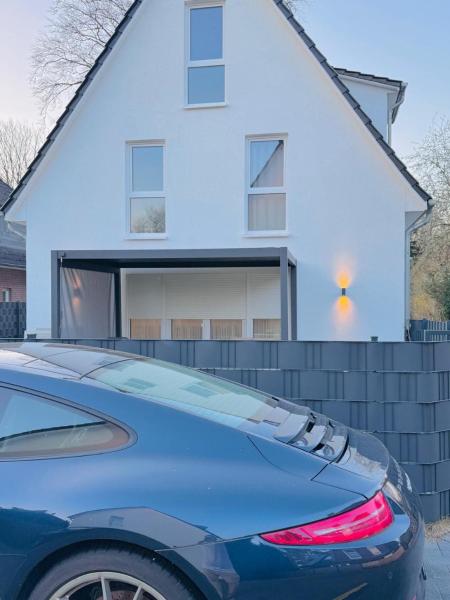 Beautiful House With 3 Bedrooms, Garden, Parking - 