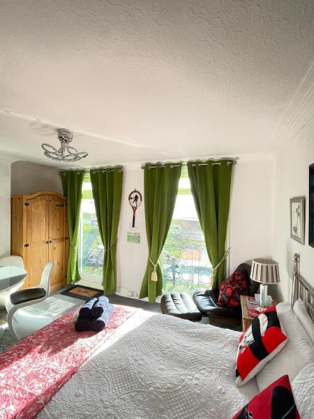 "The Celebration" Balcony Seafront Apartment - Eastbourne