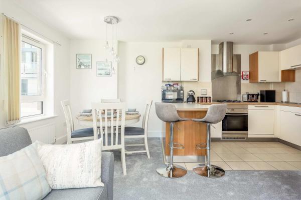 Tally Ho - On Poole Quay, Parking And Wi-fi Included - Poole