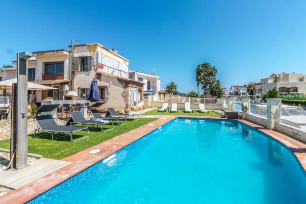 5 Bedrooms, 3 Bathrooms, 15m Mooring, Private Pool - Empuriabrava