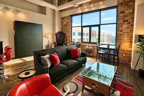 Festive Grinchmas Getaway Downtown At The Loft! - Sandusky, OH